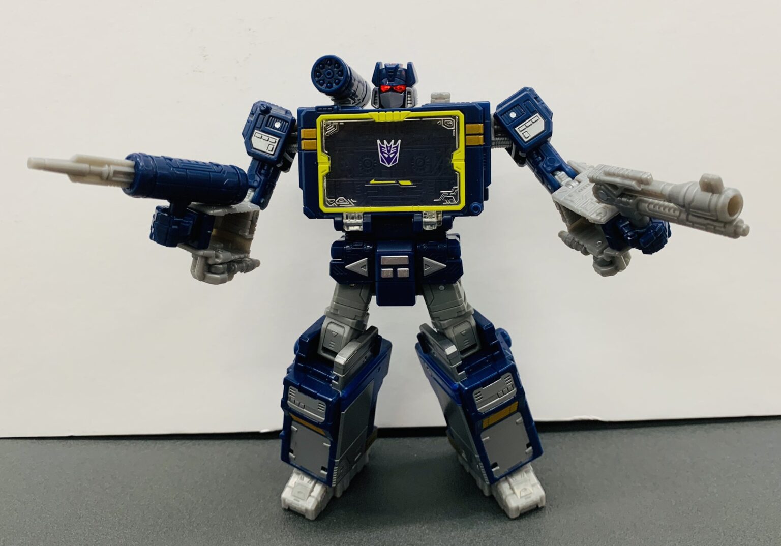 What Color Is Netflix Edition Soundwave’s Visor, Anyway?